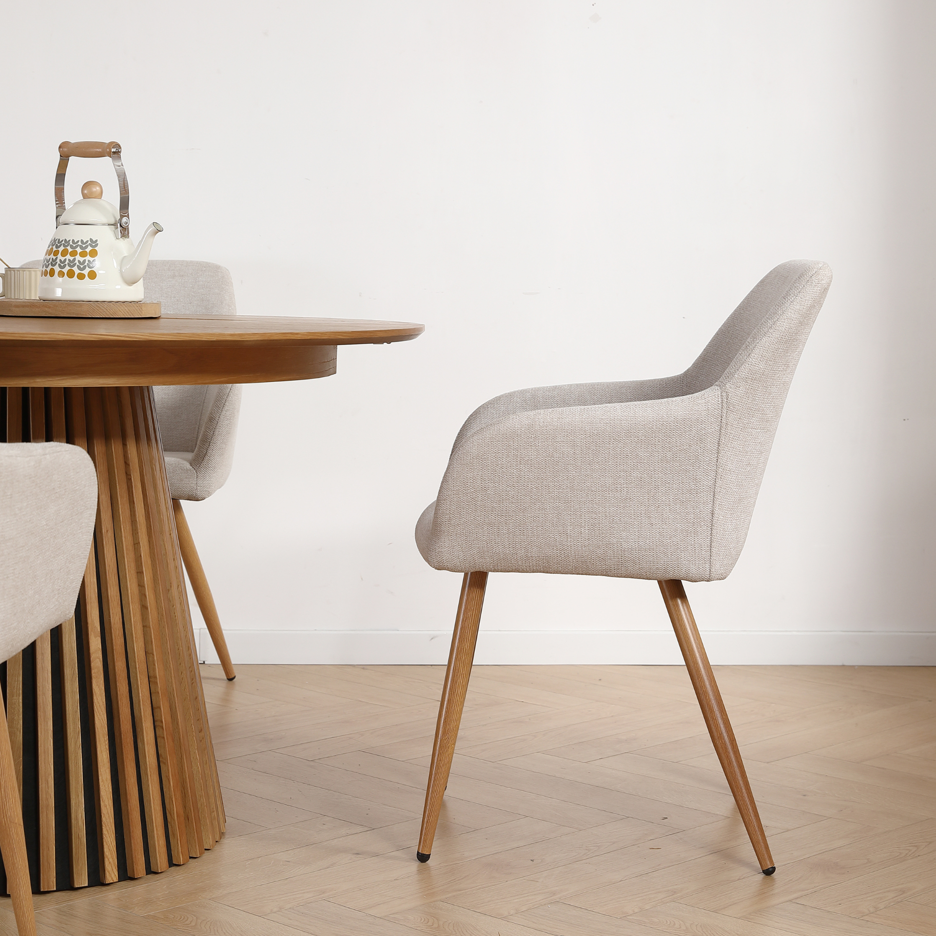 Jenna - Chaise de salle à manger en tissu beige avec aspect chêne ...