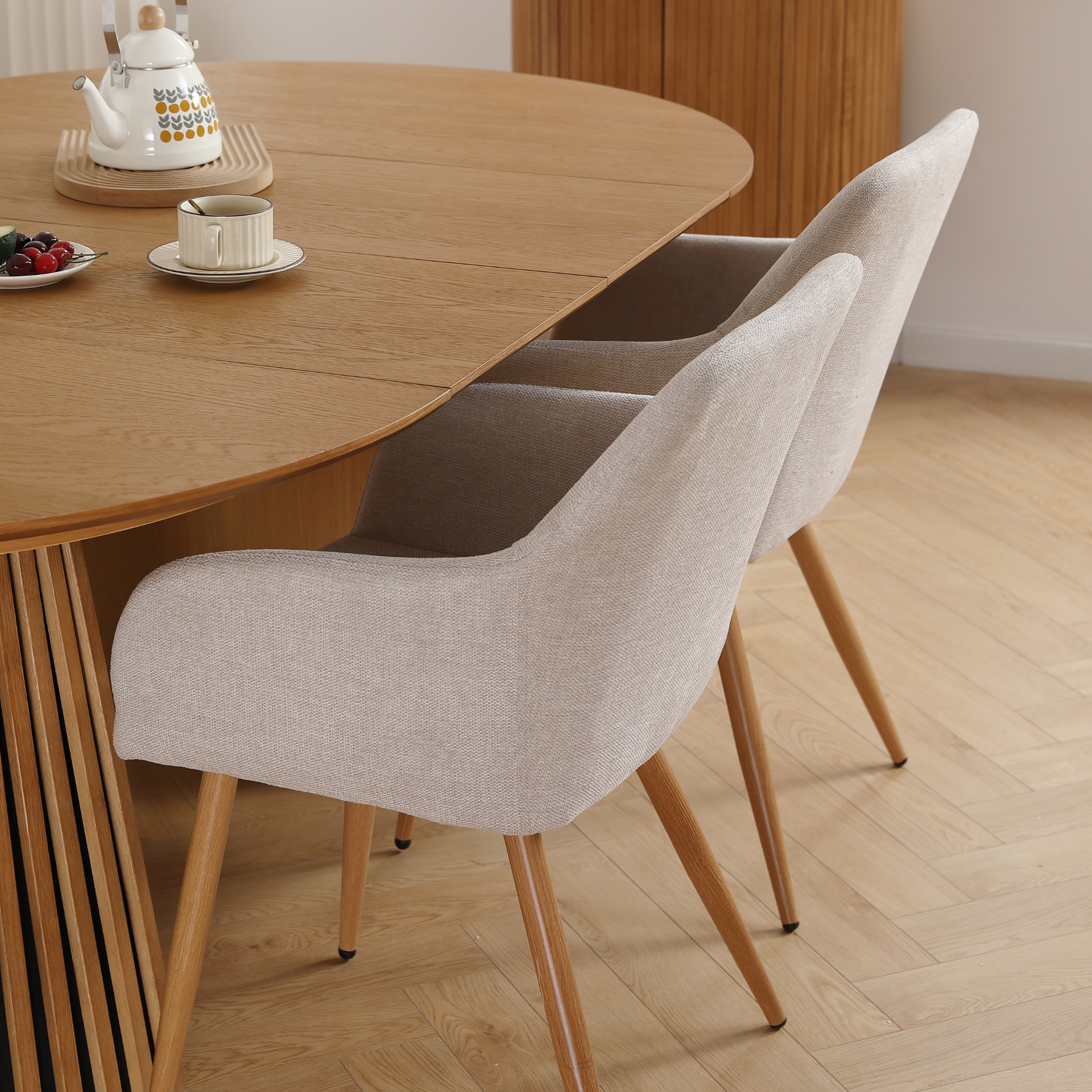 Jenna - Chaise de salle à manger en tissu beige avec aspect chêne ...